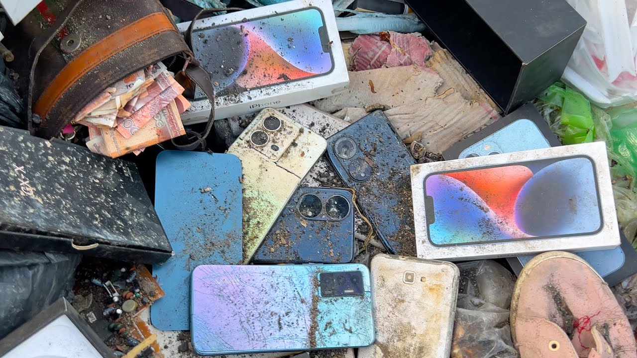 😱Amazing Lucky😍.. Found A lots of Broken iPhones & More From Trash ...