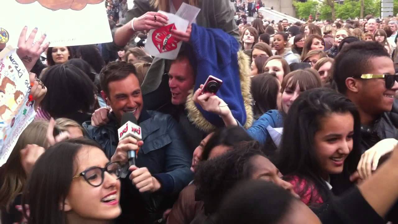 One direction - Paris Bercy- Hysterical fans trying to be seen in a ...