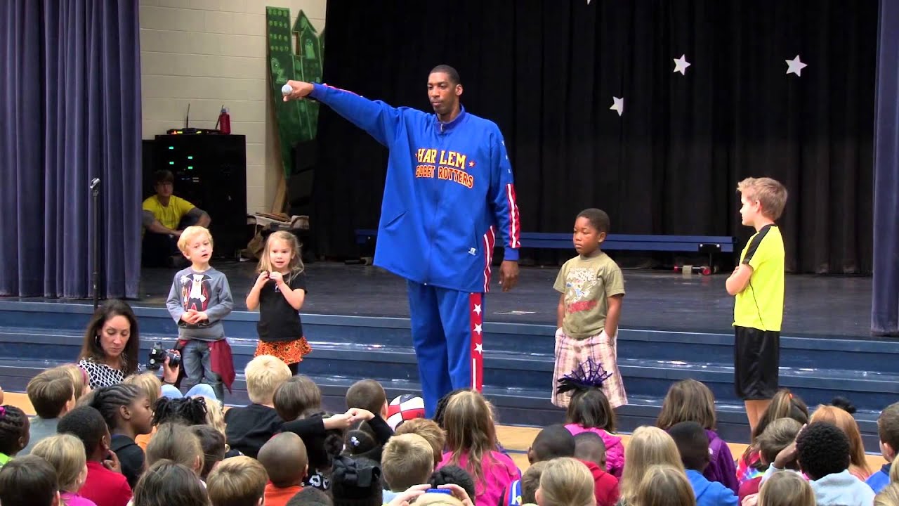 HI-LITE of the Harlem Globetrotters visits Round Top Elementary - YouTube