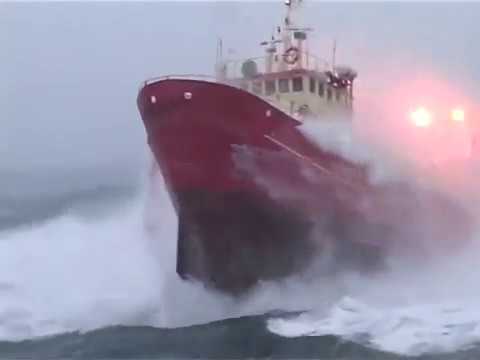 Dev Dalgalarla Boğuşan Gemi