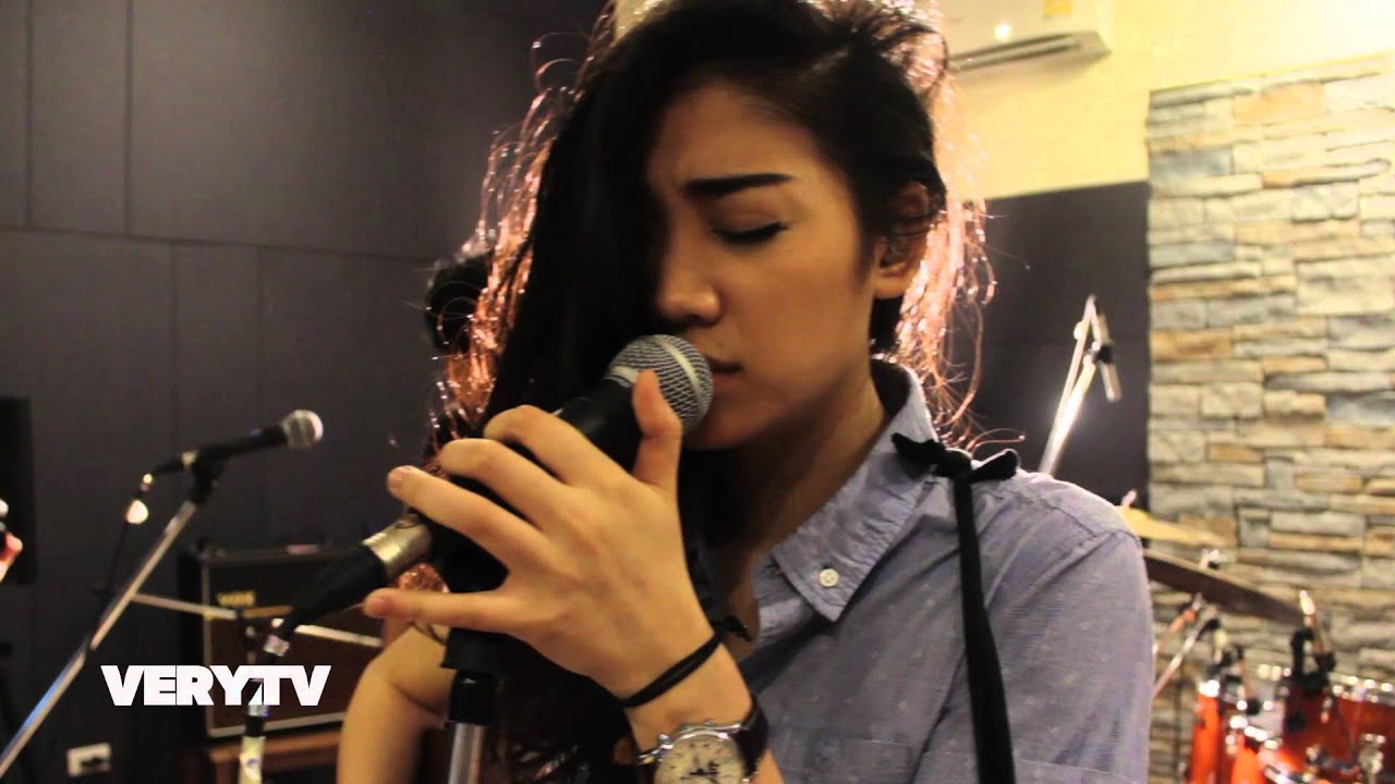 Daughter and Son : My Life As Ali Thomas Live At VERY TV - YouTube