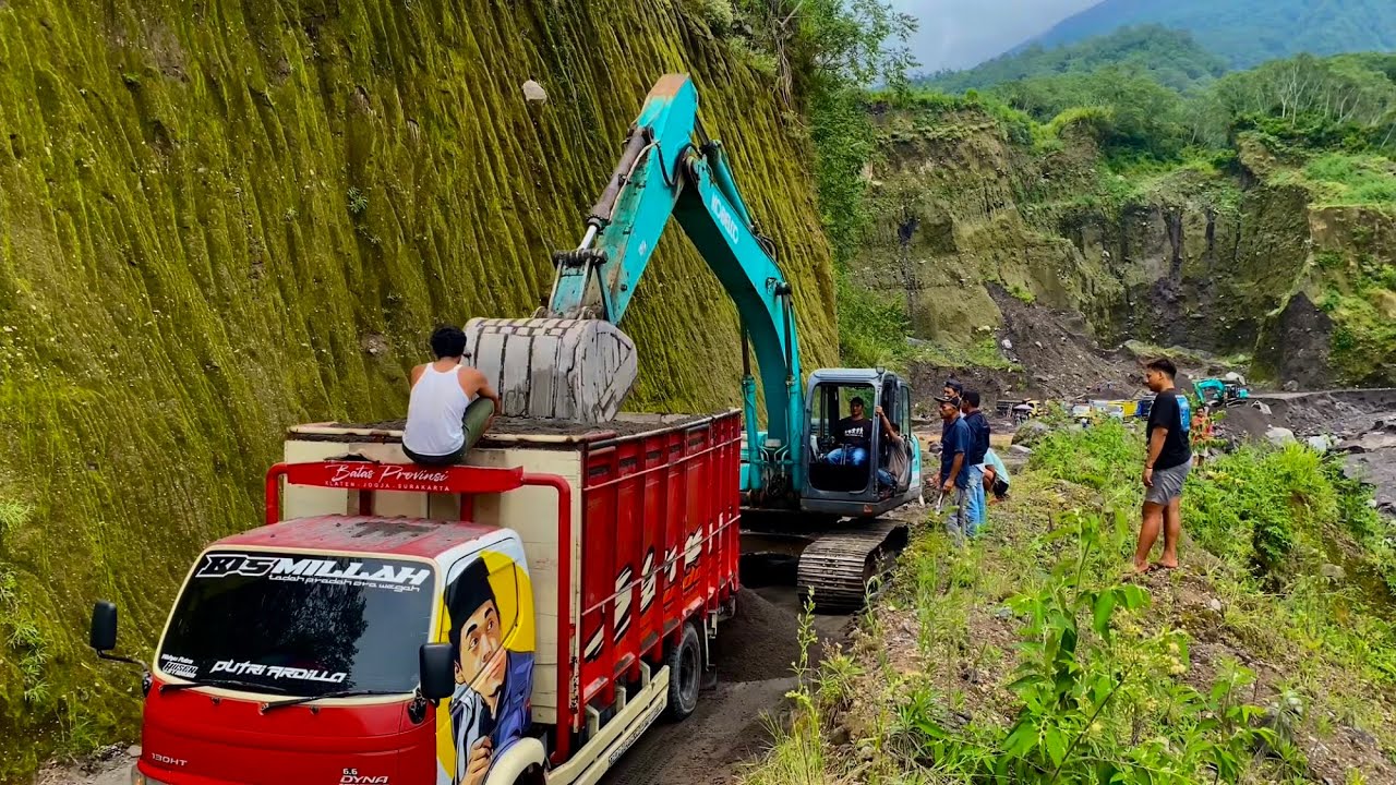 Sand mining||The load of sand had to be dismantled by the excavator because the shaft was broken ...