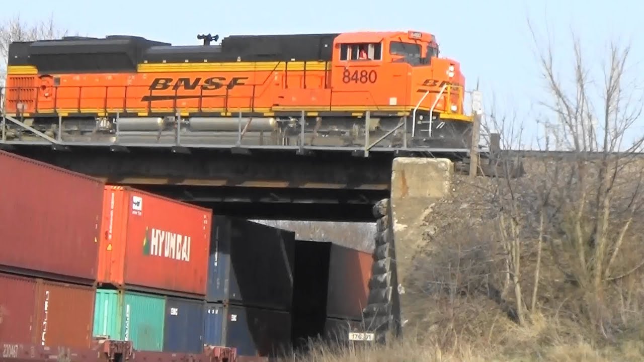BNSF 4022- Stack Meets BNSF 8480 (SD70ACe)- Coal Train - YouTube