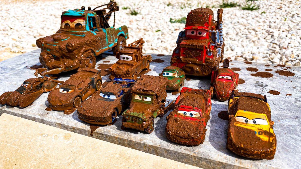 Disney Pixar Cars fall into the water: Lightning McQueen, Mater ...