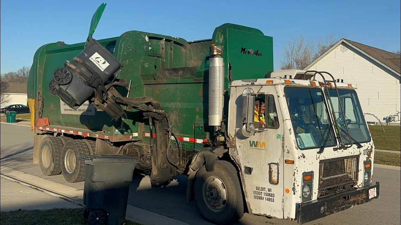 Waste Management Mack LE McNeilus Autoreach Garbage Truck Packing Out ...