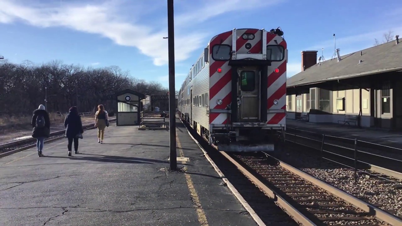 Metra 143 Pushes Outbound Train Through River Forest, IL - YouTube