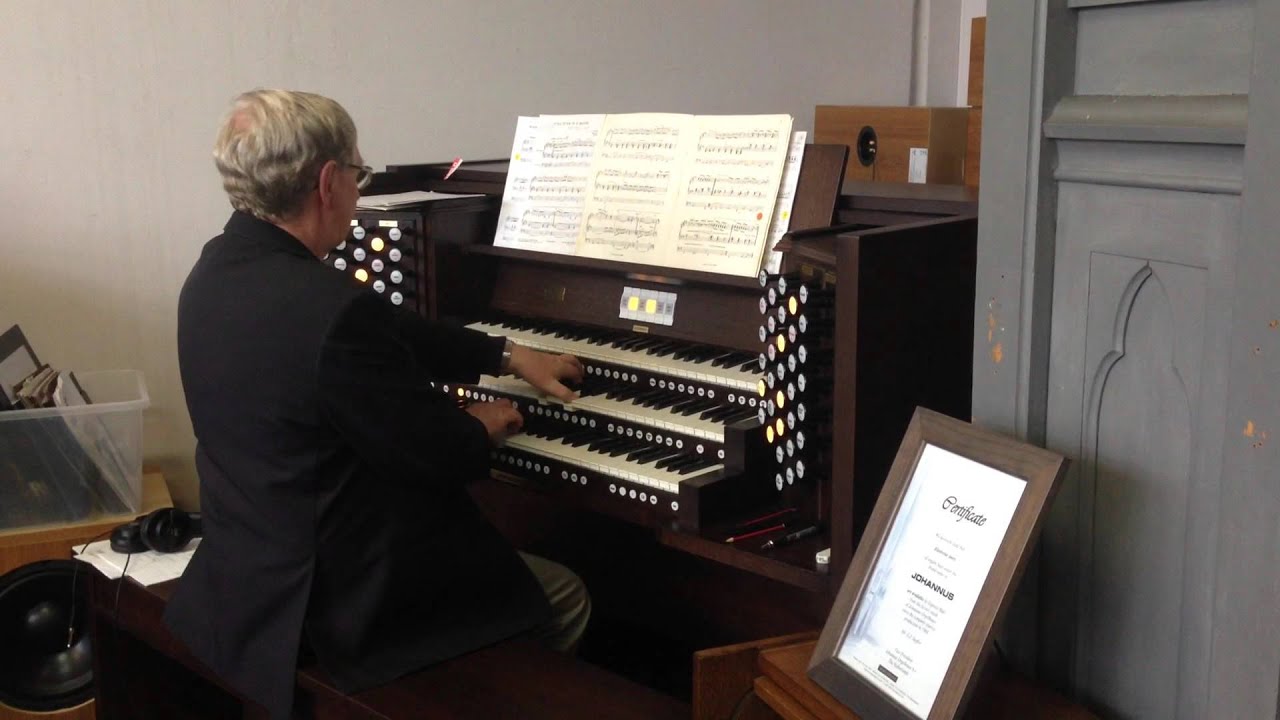 Martin Setchell Playing Johannus - YouTube