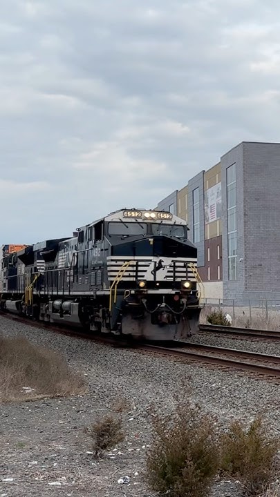 NS 4512 AC44C6M leads NS 269 through Bound Brook, NJ with a friendly crew! (3/28/25) - YouTube