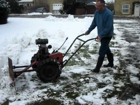 Mayfield garden tractor snow ploughing. - YouTube
