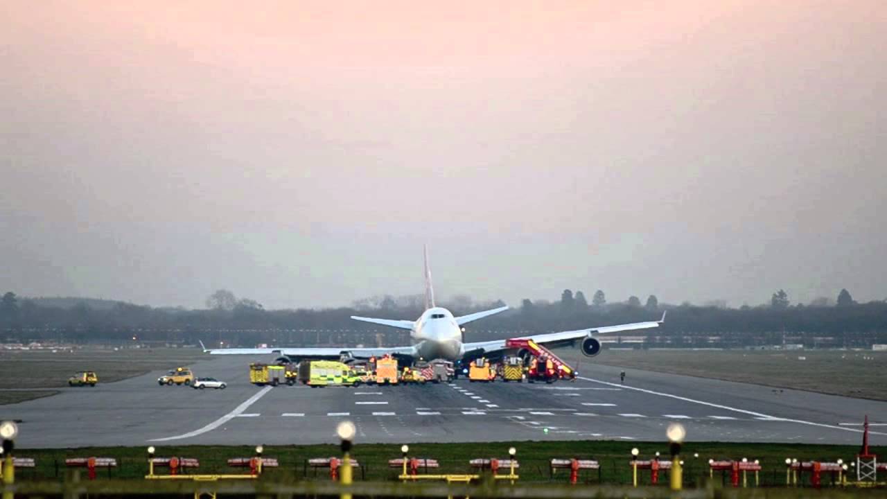 LIVE ATC Virgin Atlantic Gatwick Emergency Landing Vehicles. Landing ...