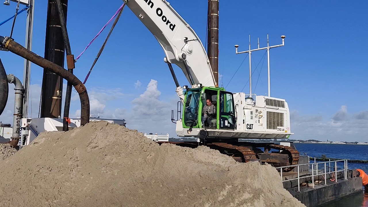 Barge offloading DOP 2320 Dredge pump - YouTube