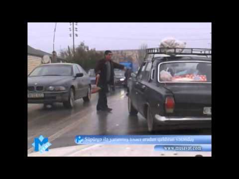 Süpürgə ilə yaranmış tıxacı aradan qaldıran vətəndaş