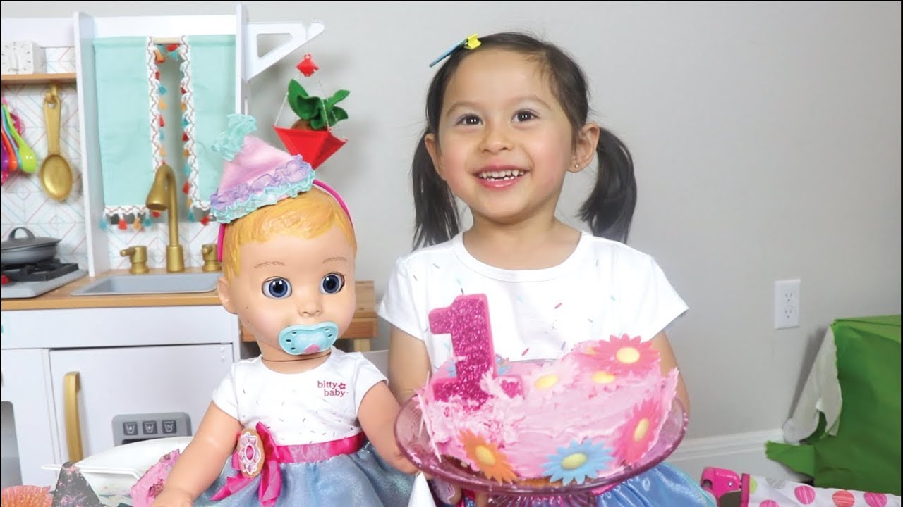CHLOE FINGE BRINCAR DE FESTA DE ANIVERSARIO DE BONECA!! Chloe Pretend ...