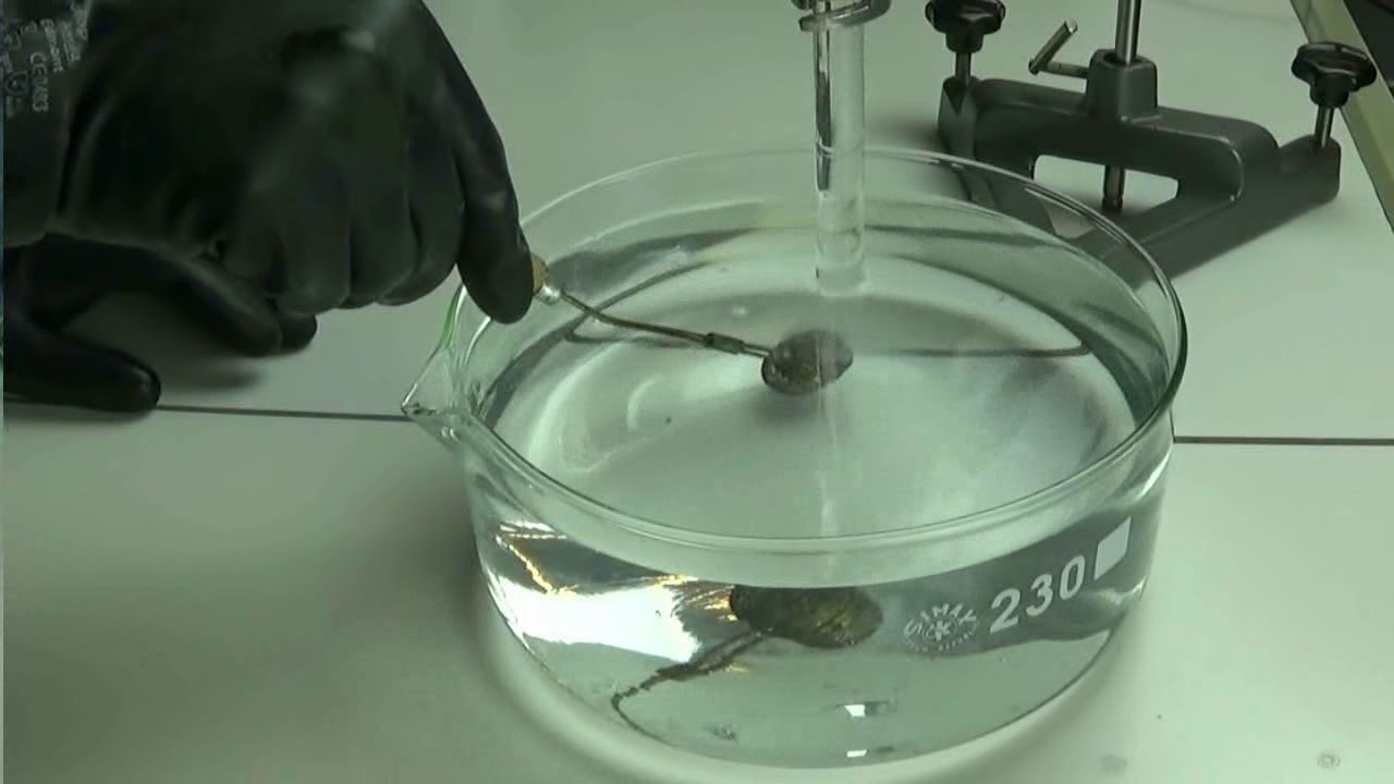 Natrium reagiert mit Wasser Nachweis des entstehenden Gases - YouTube