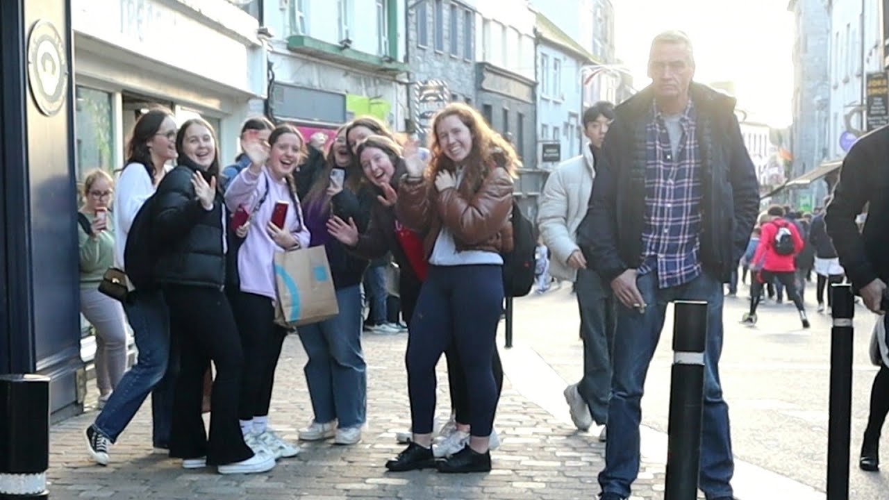 A brilliant performance of Coldplay's "Clocks" by Galways piano man ...