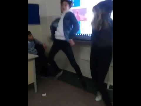 Müzikle kendinden geçen kız ve erkek liseli