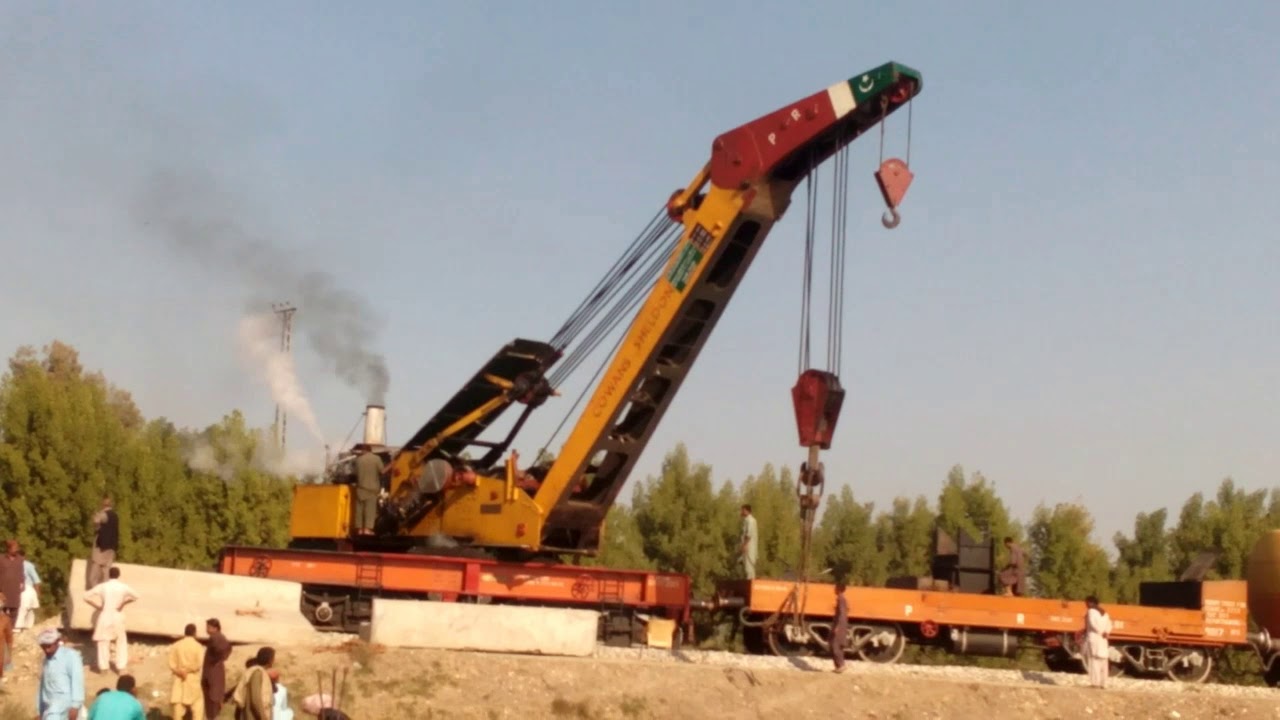 Pakistan Railway Heavy Crane in Operation|Failed to Carry the Block ...