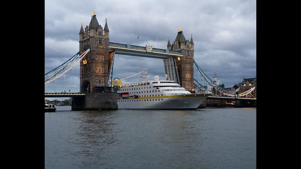 Famous Tower Bridge And Boats In The Thames River - HooDoo Wallpaper