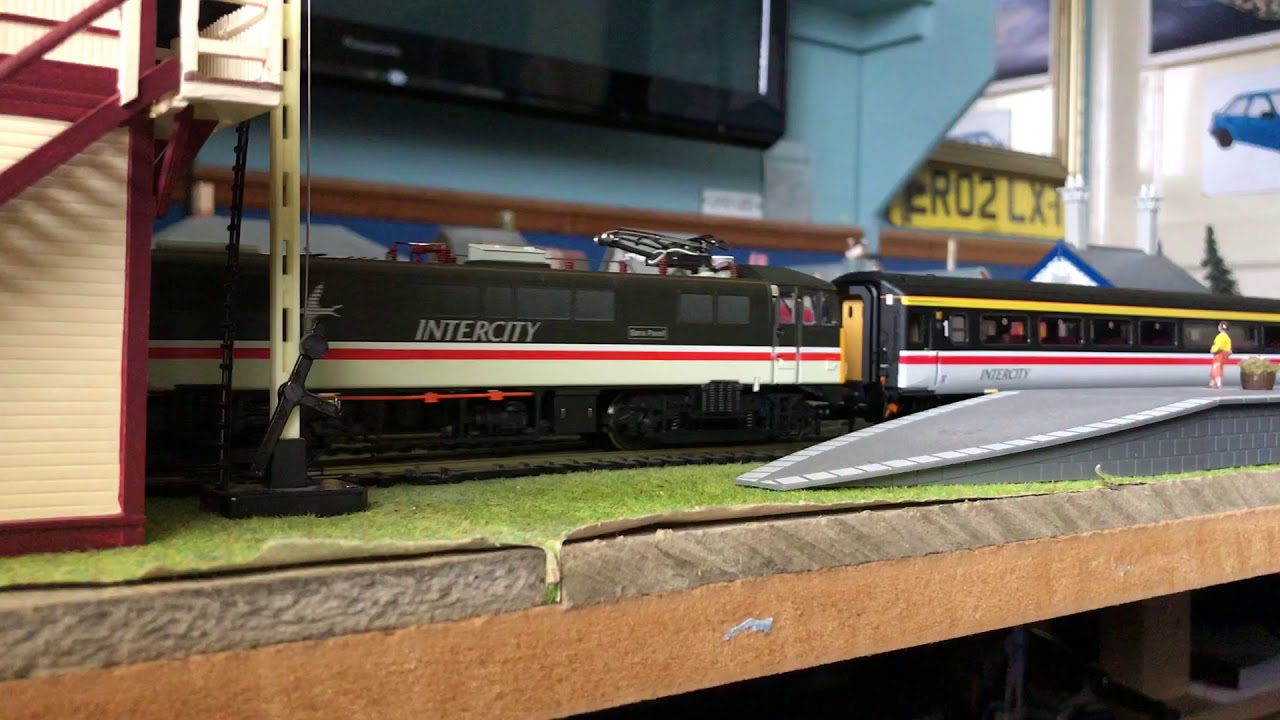 Heljan Class 86 214 Intercity Swallow Sans Pareil with mk3 coaches and ...