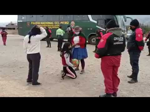 MADRE CASTIGA A SUS HIJAS ADOLESCENTES A CORREAZOS POR NO RESPETAR CUARENTENA EN HUANCAYO