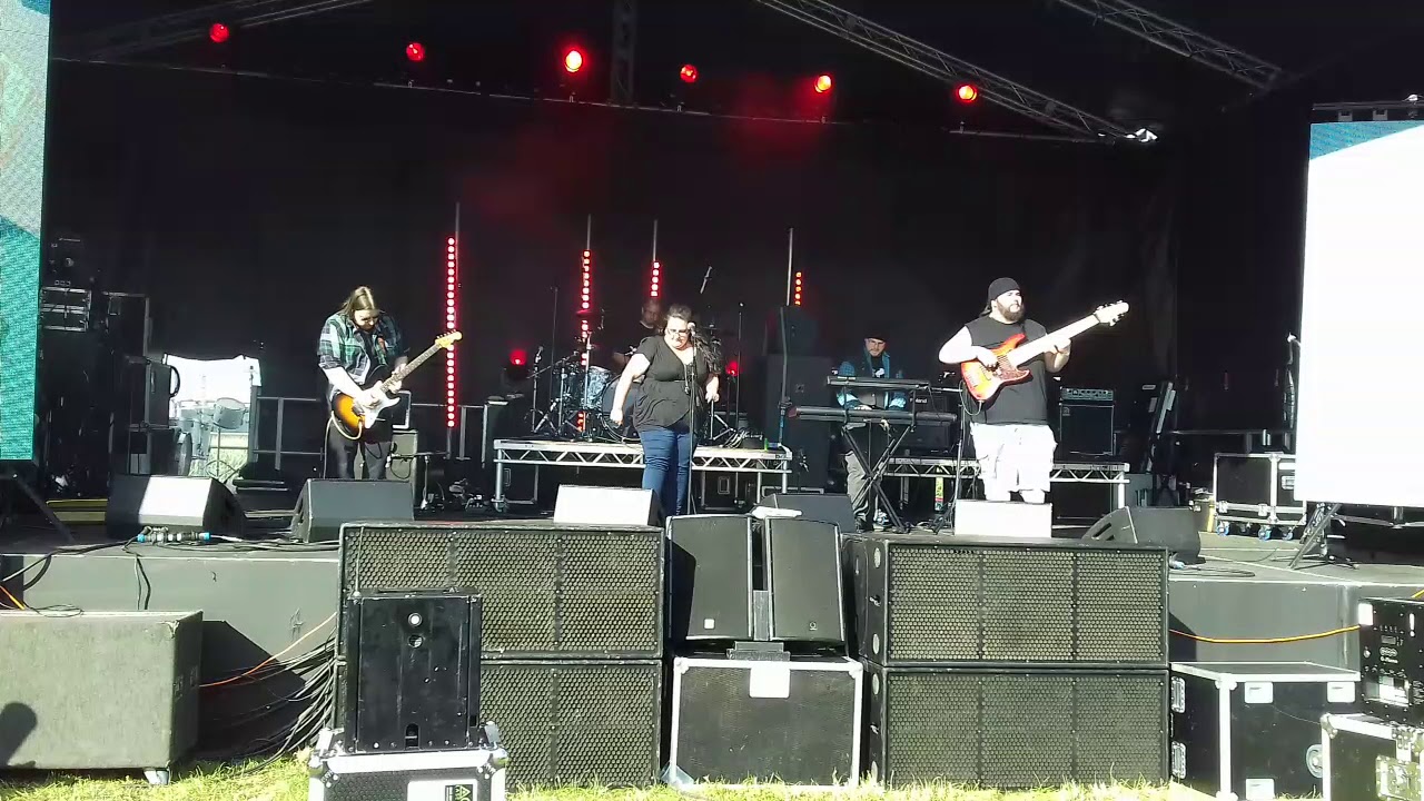 SPEKTRUM PARTY BAND @ WICKED HATHERN FESTIVAL 2017 - Hot Stuff - YouTube