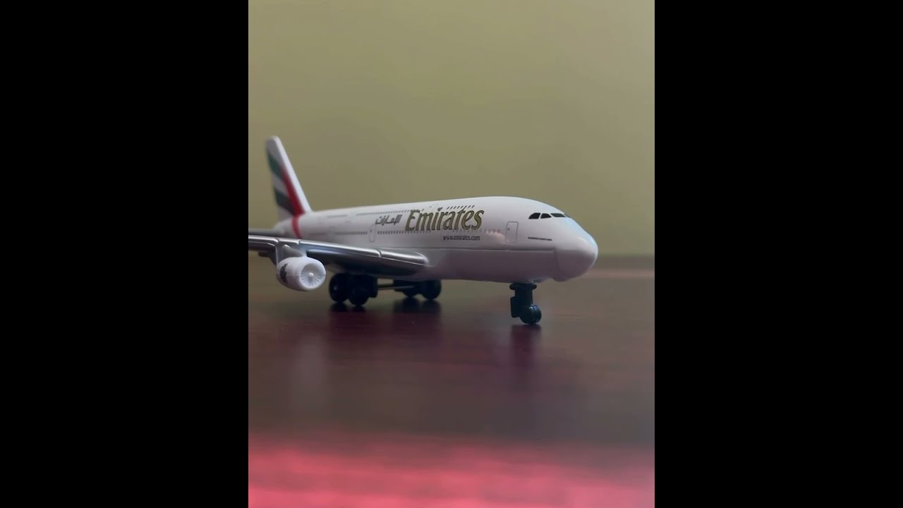 RT9904 EMIRATES A380 SINGLE PLANE by Daron Toys. - YouTube