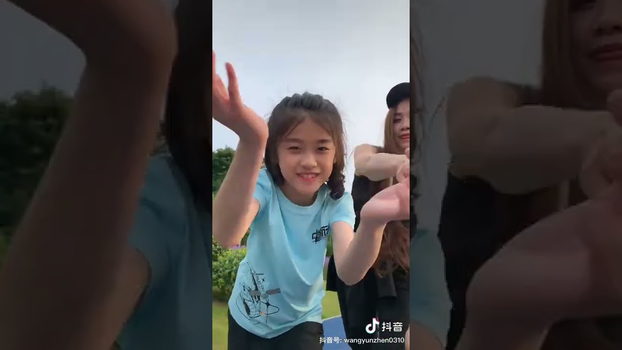 It is rare to see Zhenzhen dance with his mom - YouTube