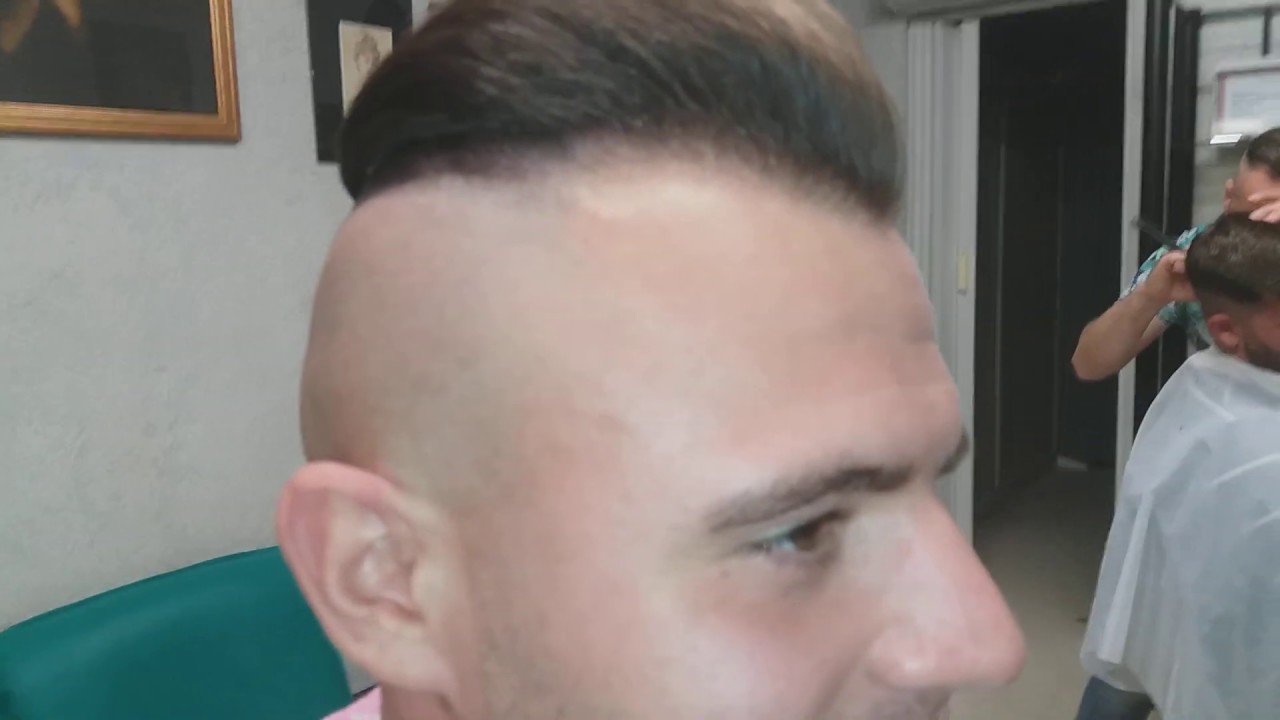 Taglio capelli uomo rasato dai lati e dietro a pelle / modello Punk ...