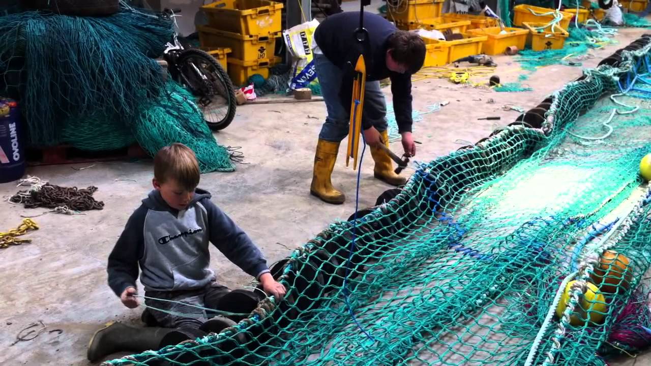 trawl net rigging, tying on discs of a clean ground trawl net - YouTube