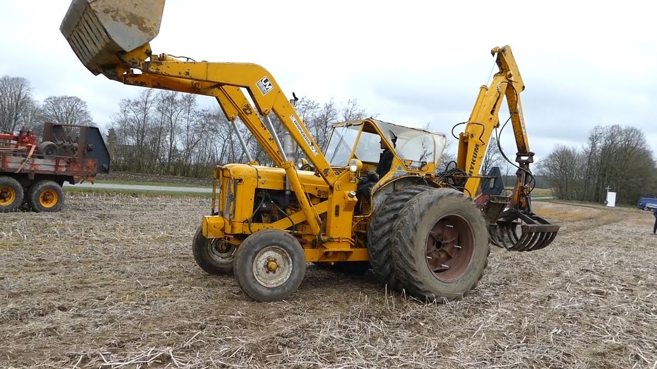 Fordson Major Loading Manure w/ Equipped Back How System | Old ...