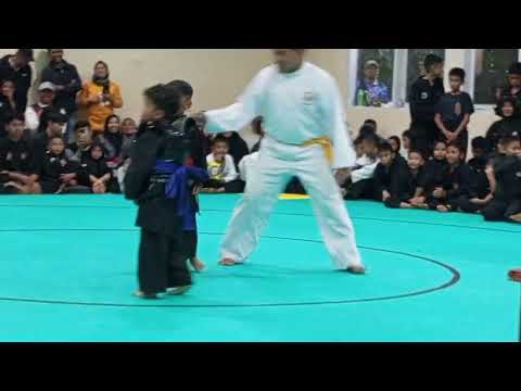 BOCIL SUDAH JADI PESILAt pertandingan silat laga anak di bawah usia dini (ander... )