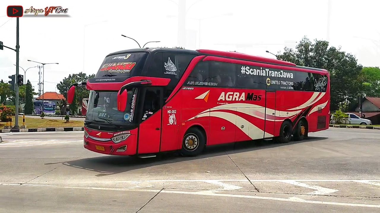 BUS ARTIS TELOLET BANYAK LEWAT DISINI. SEPERTI PARADE BIS YANG ...