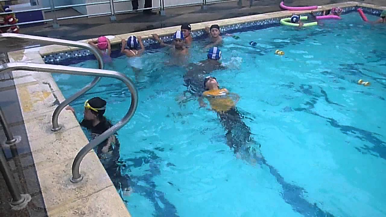 NATACION CON ROPA NIÑOS - YouTube