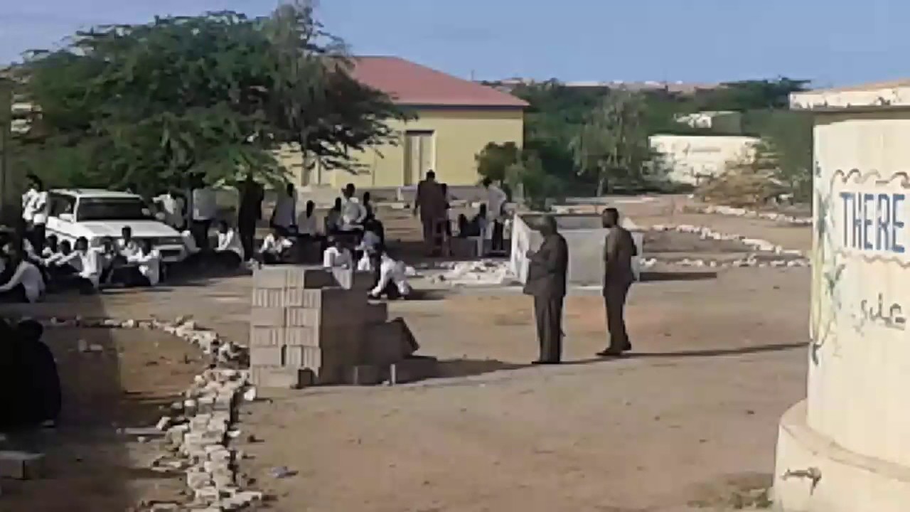 Waran-Ade secondary shool oo ah iskuul tayadiisa wax barasho gaadhey ...