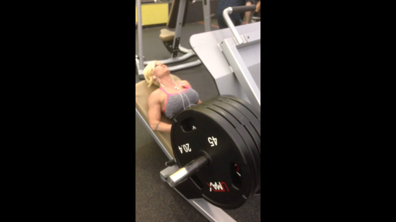 PR female bodybuilder Leg press. - YouTube