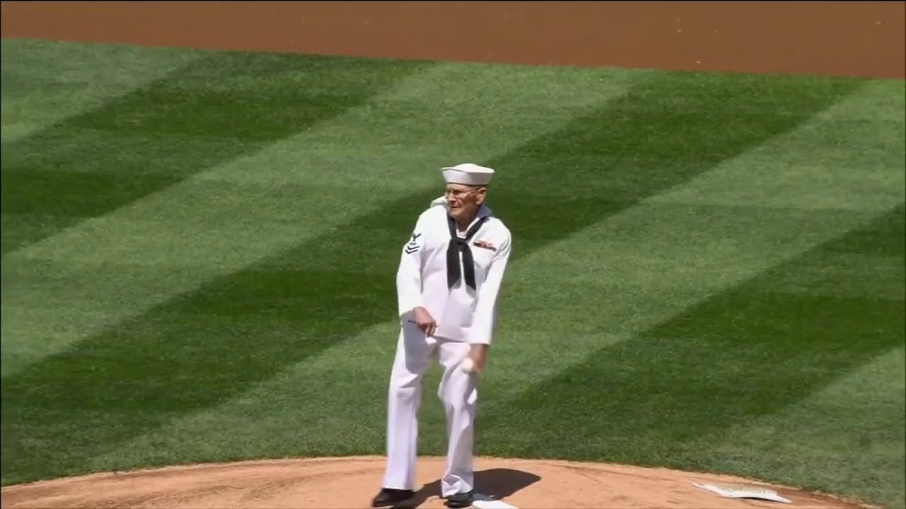 92 year old WW2 veteran throws first pitch at Mariners game - YouTube