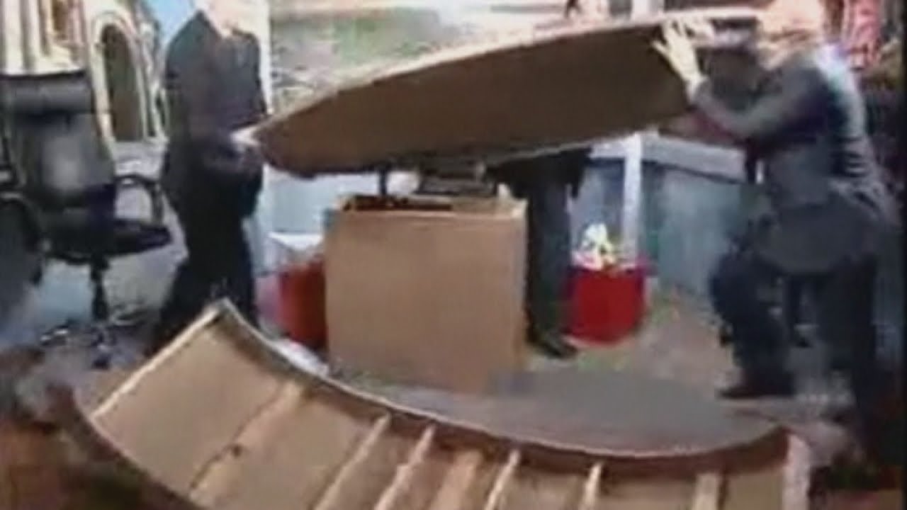 Fight breaks out on live TV in Jordan - YouTube