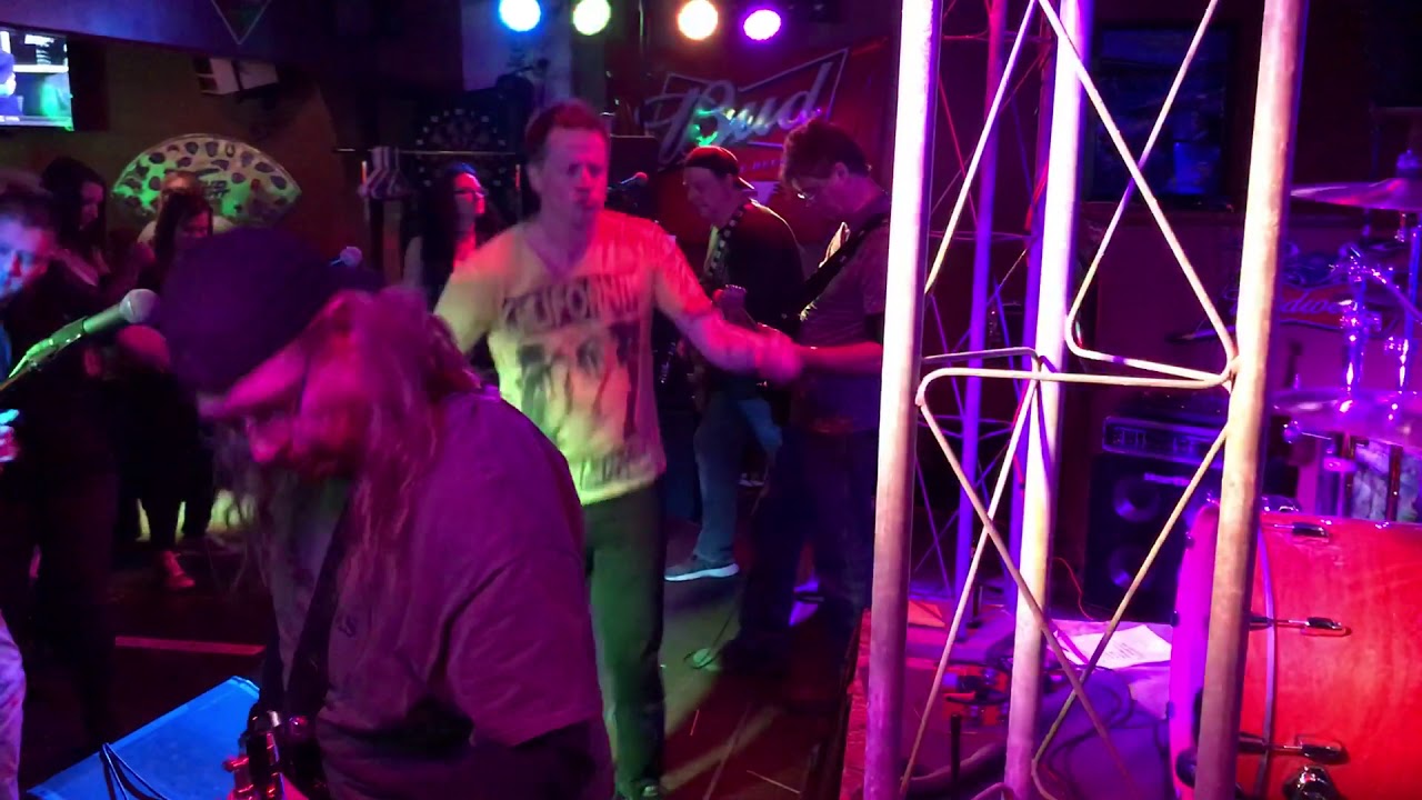 Dan Thorp sings “Slither” with Infamous Quick - YouTube