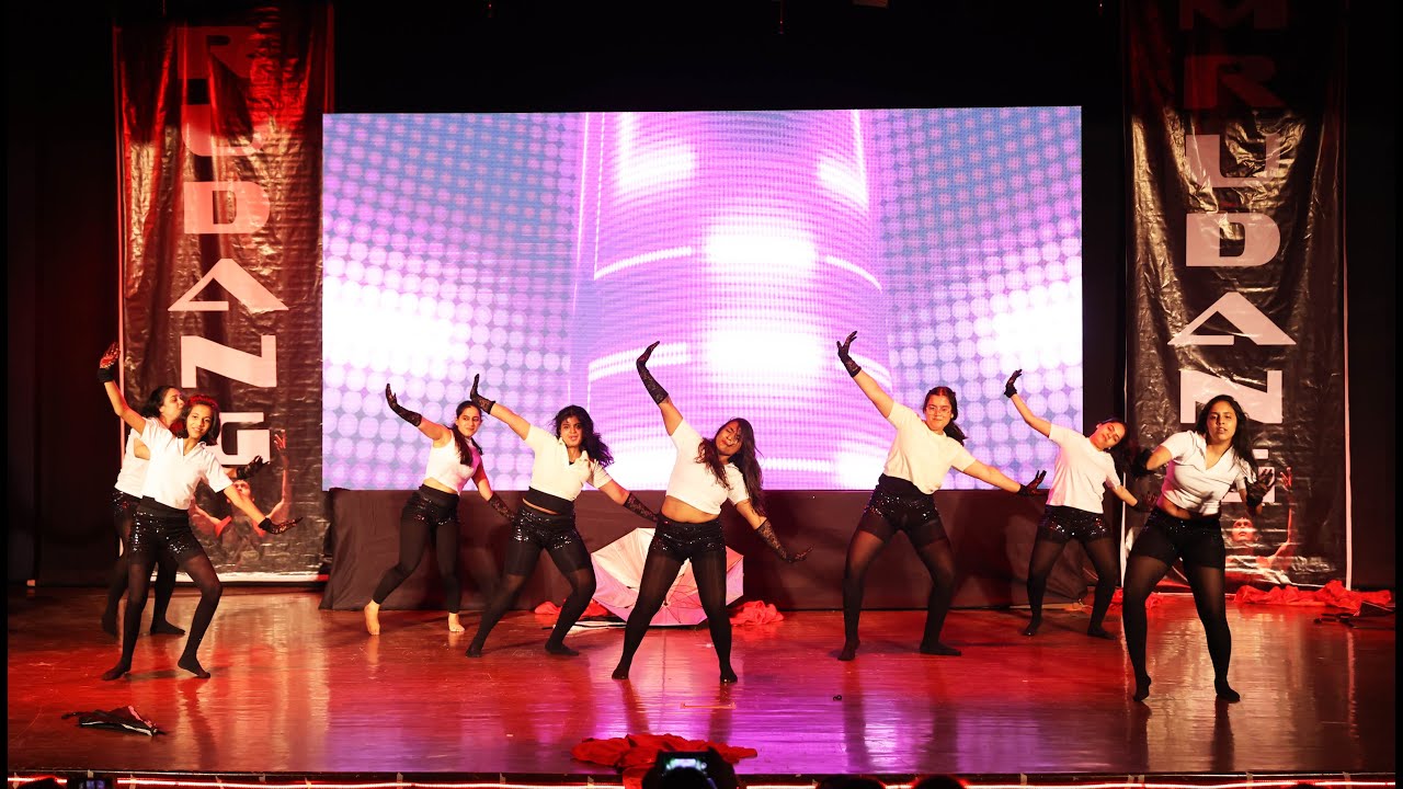 Aa Zara + Kamli Dance Choreography | Mrudang Dance Academy | Bollywood ...