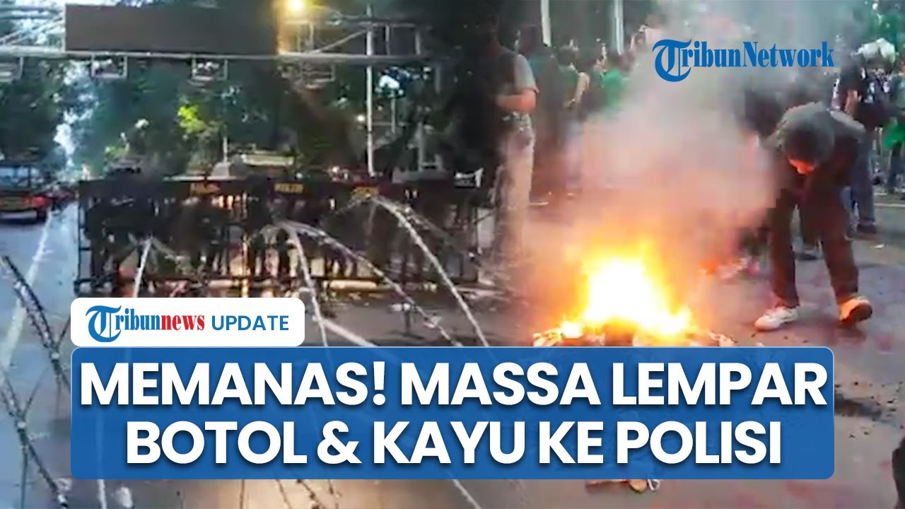 Demo di Patung Kuda Ricuh! Massa Demo Bakar Ban hingga Lempar Botol dan Kayu ke Polisi - YouTube