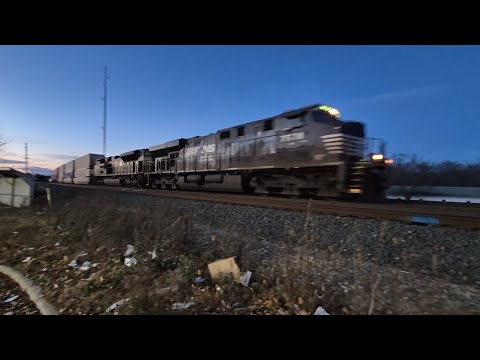 Norfolk southern intermodal highballing train meet - YouTube