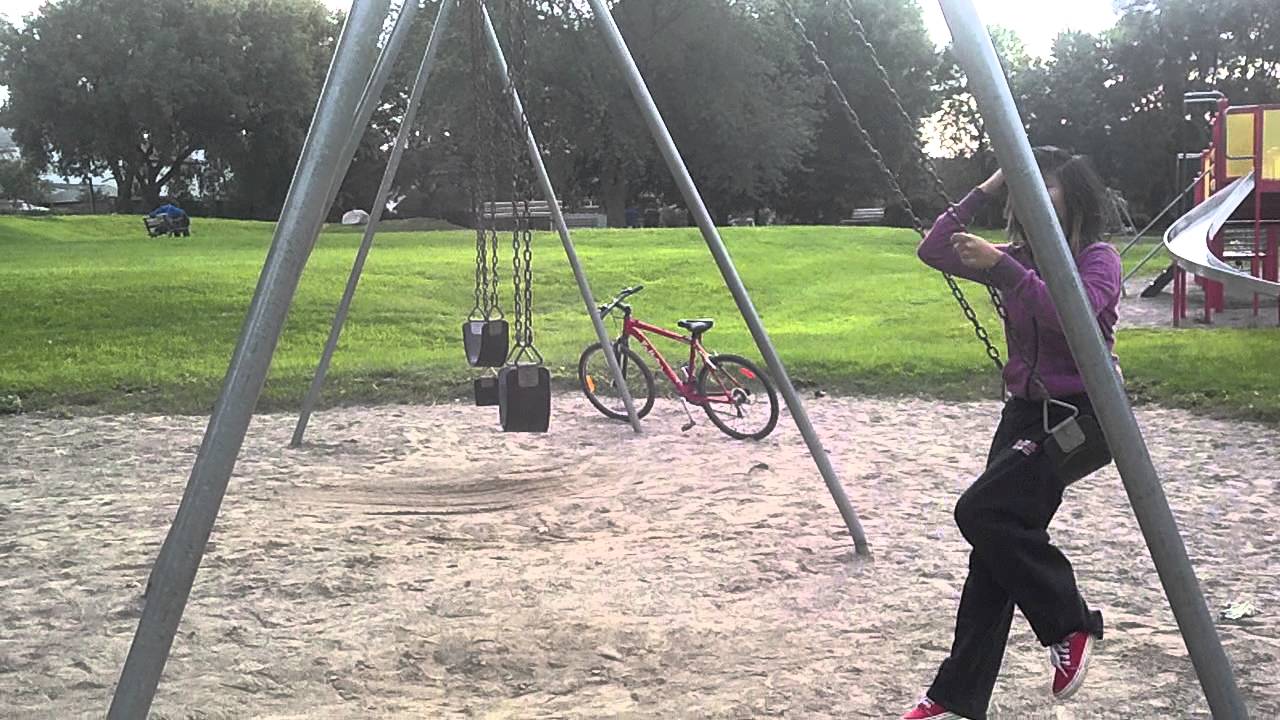 2 ppl making out in public - YouTube