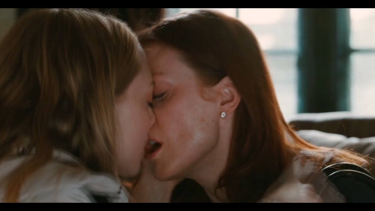 Lesbian Kiss Scene From Movie "Chloe" (2009) Julianne Moore (Catherine ...