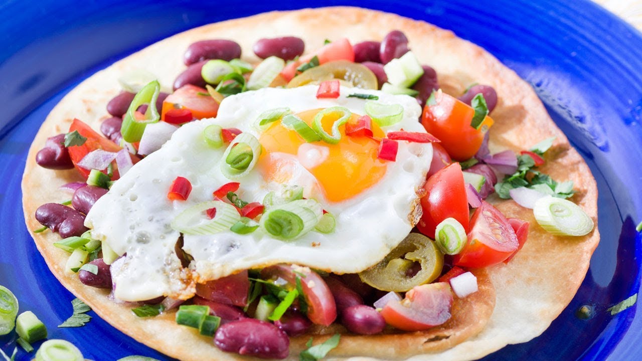 Tostada met huevos rancheros salade - YouTube