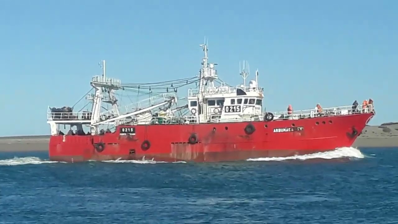 Pesquero entrando a Puerto Deseado. - YouTube
