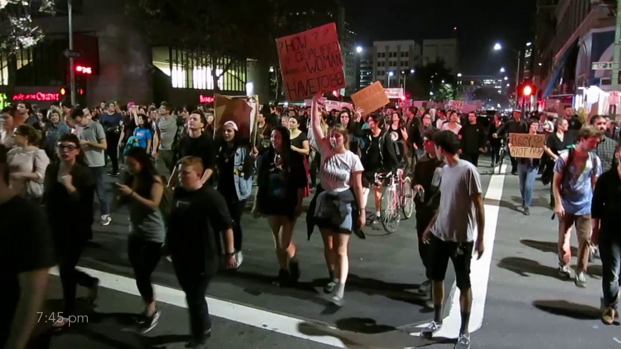 Peaceful protest in Oakland -- entire crowd marches by - YouTube