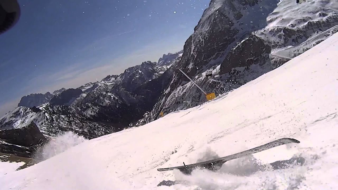 Falling while skiing - YouTube