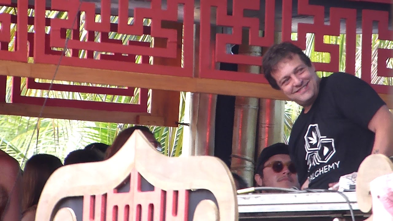 Universo Paralello # 15 proudly presents....The owner Juarez Petrillo ...