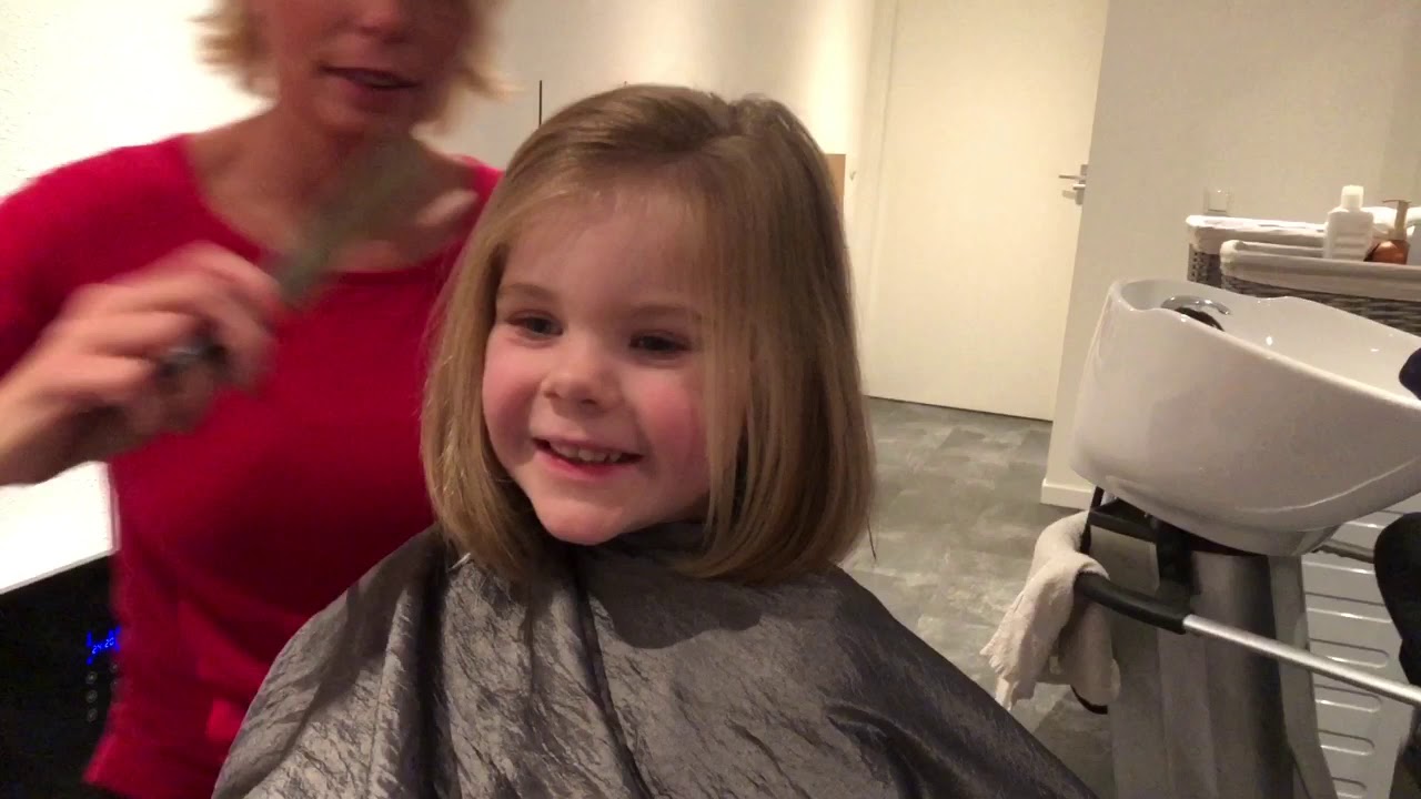 Emily doneert haar haren - YouTube