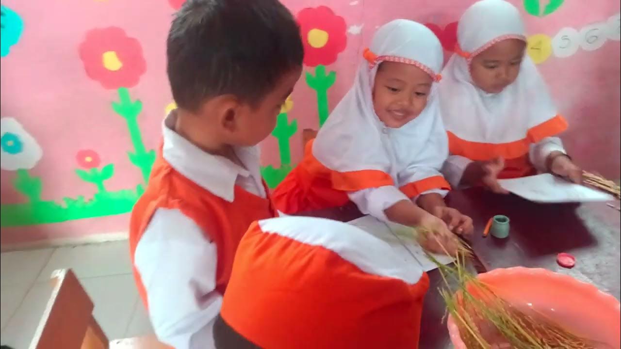 Mengktkn kemampuan motorik halus anak dalam kegiatan kolase angka & membuat terompet dari btng ...